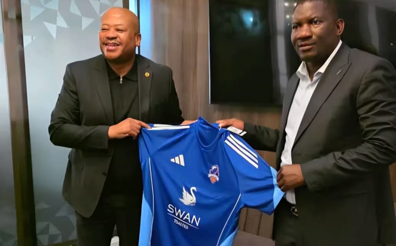 Bobby Motaung’s Harare trip sparks Kaizer Chiefs transfer intrigue