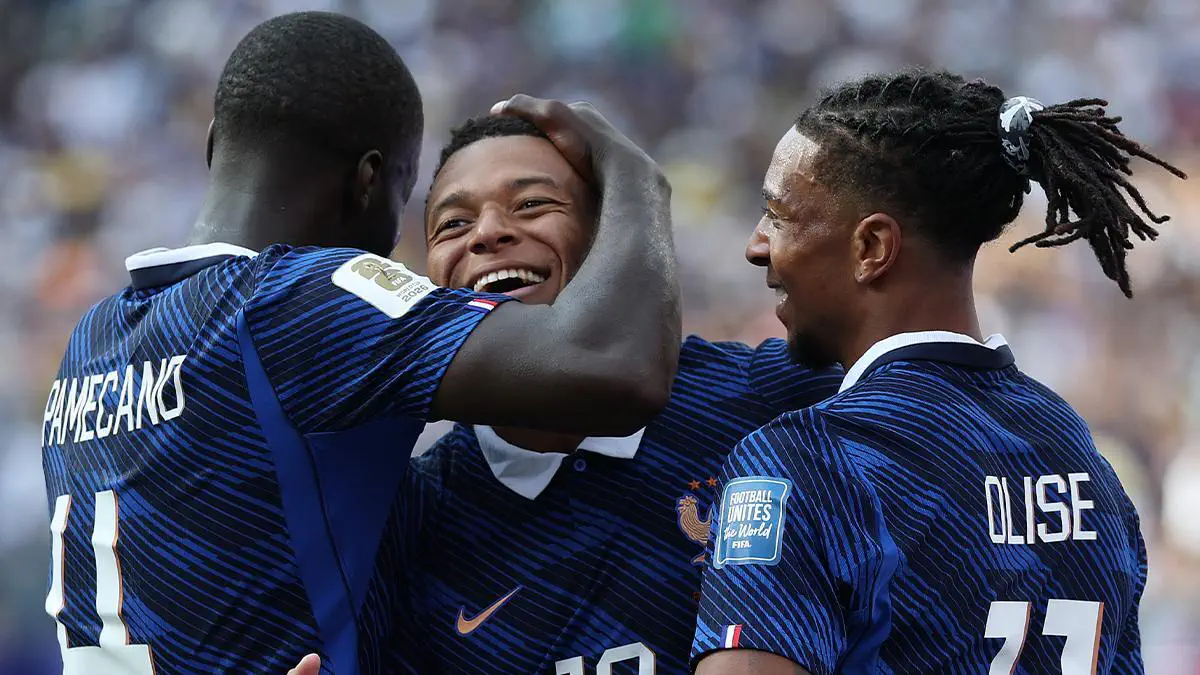 Kylian Mbappé convincing Michael Olise to join Real Madrid